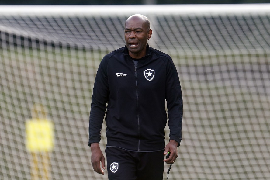 Botafogo anuncia Cláudio Caçapa como novo técnico interino; Carlos ...