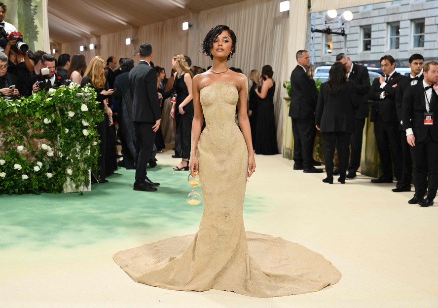 Quem é Tyla, cantora que foi ao Met Gala com vestido de areia e ...