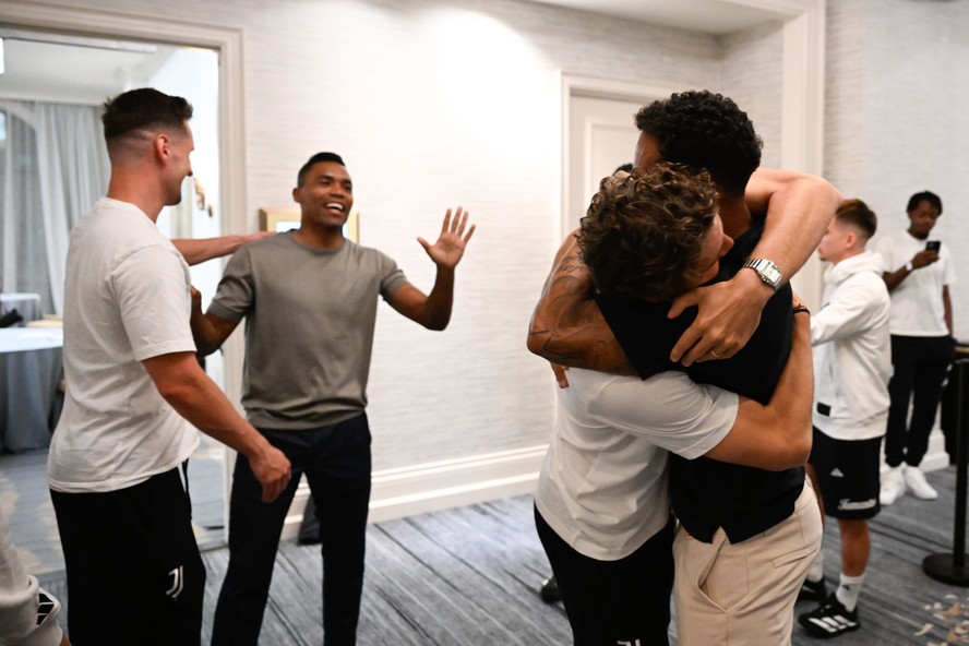 Alex Sandro e Danilo, do Flamengo, visitam hotel da Juventus nos ...
