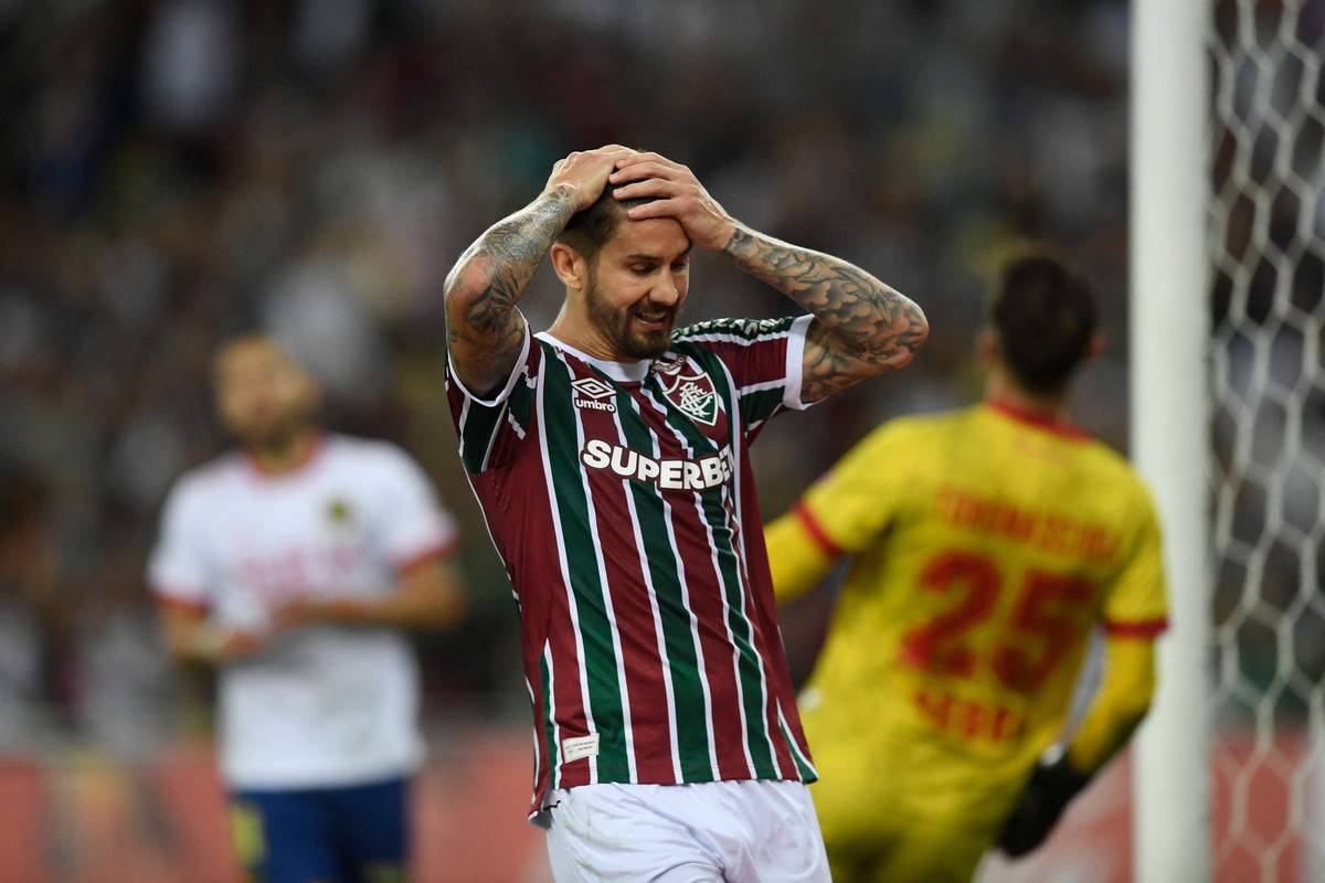 Após Everaldo perder pênalti na vitória do Fluminense, Arias rebate ...
