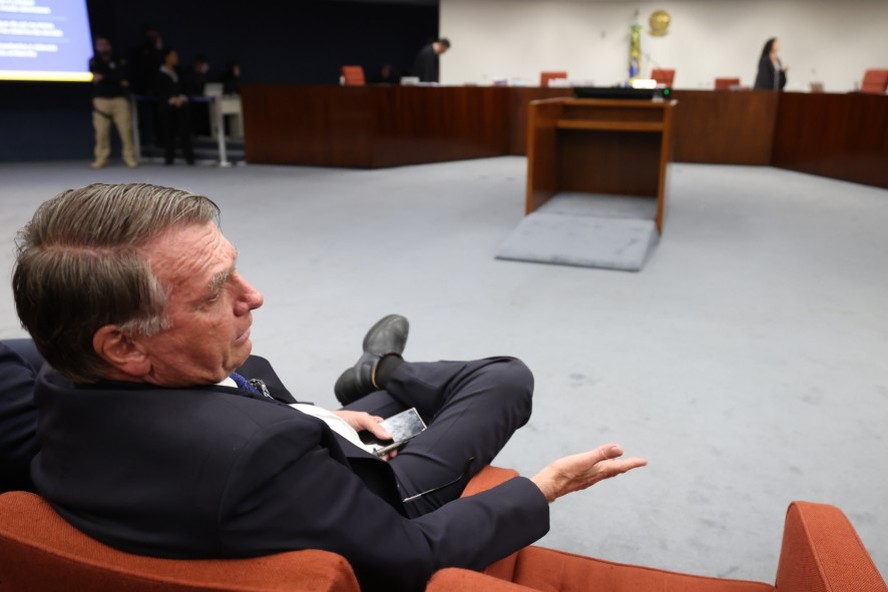 'Arregou': nas redes sociais, políticos de esquerda criticam ausência de Bolsonaro na segunda ...