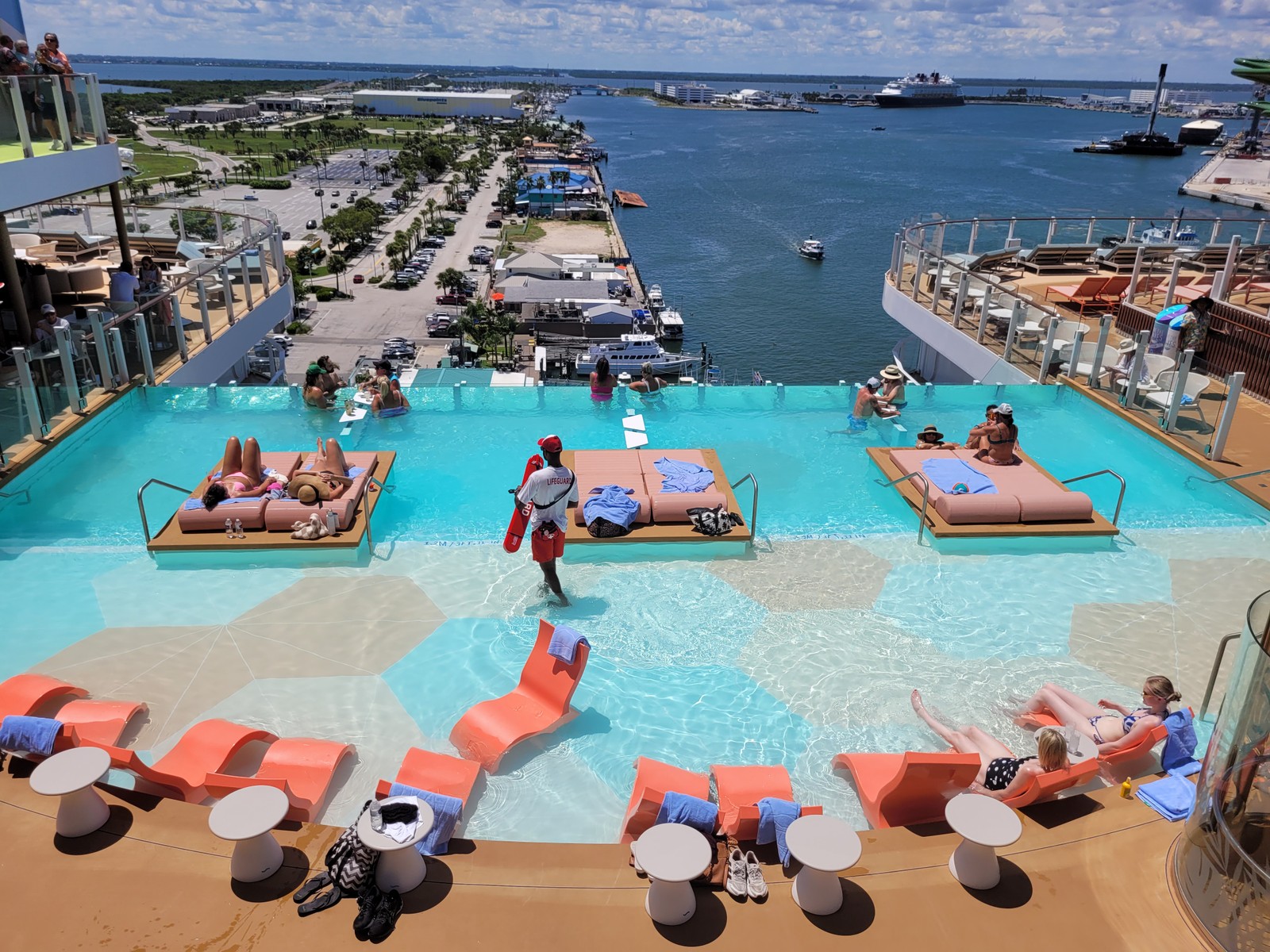 Exagero em alto-mar: saiba como é navegar no Star of the Seas, o maior ...