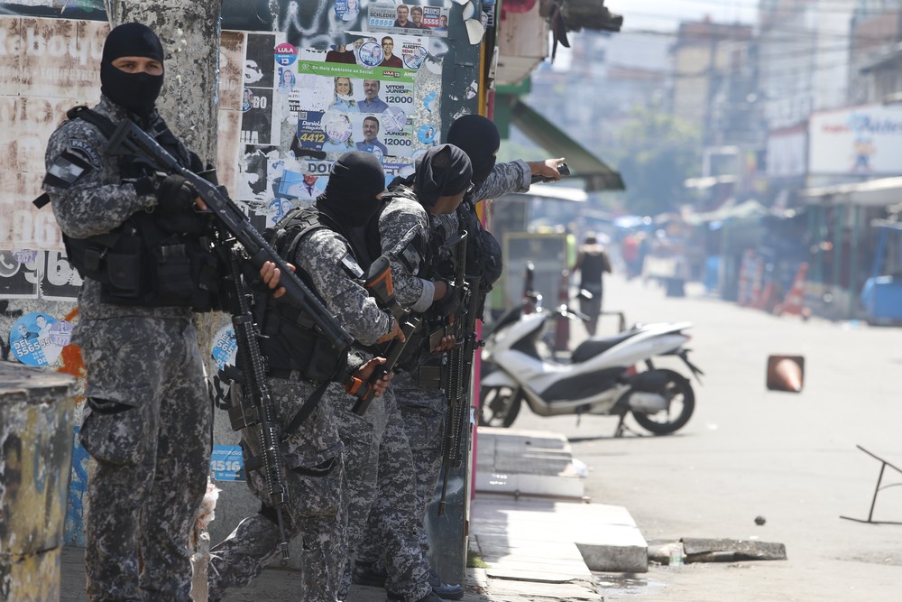 Policiais têm armas apreendidas após operação com sete mortes no ...