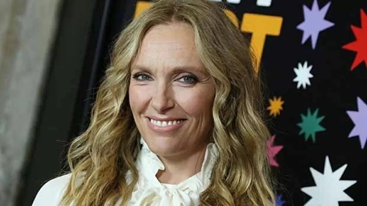 Atriz Toni Collete se separa após flagrar marido aos beijos com outra