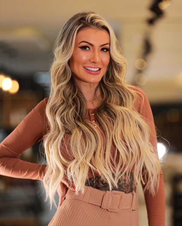 Andressa Urach gasta R$ 100 mil em técnica ousada de mega hair com fios de ouro; veja fotos
