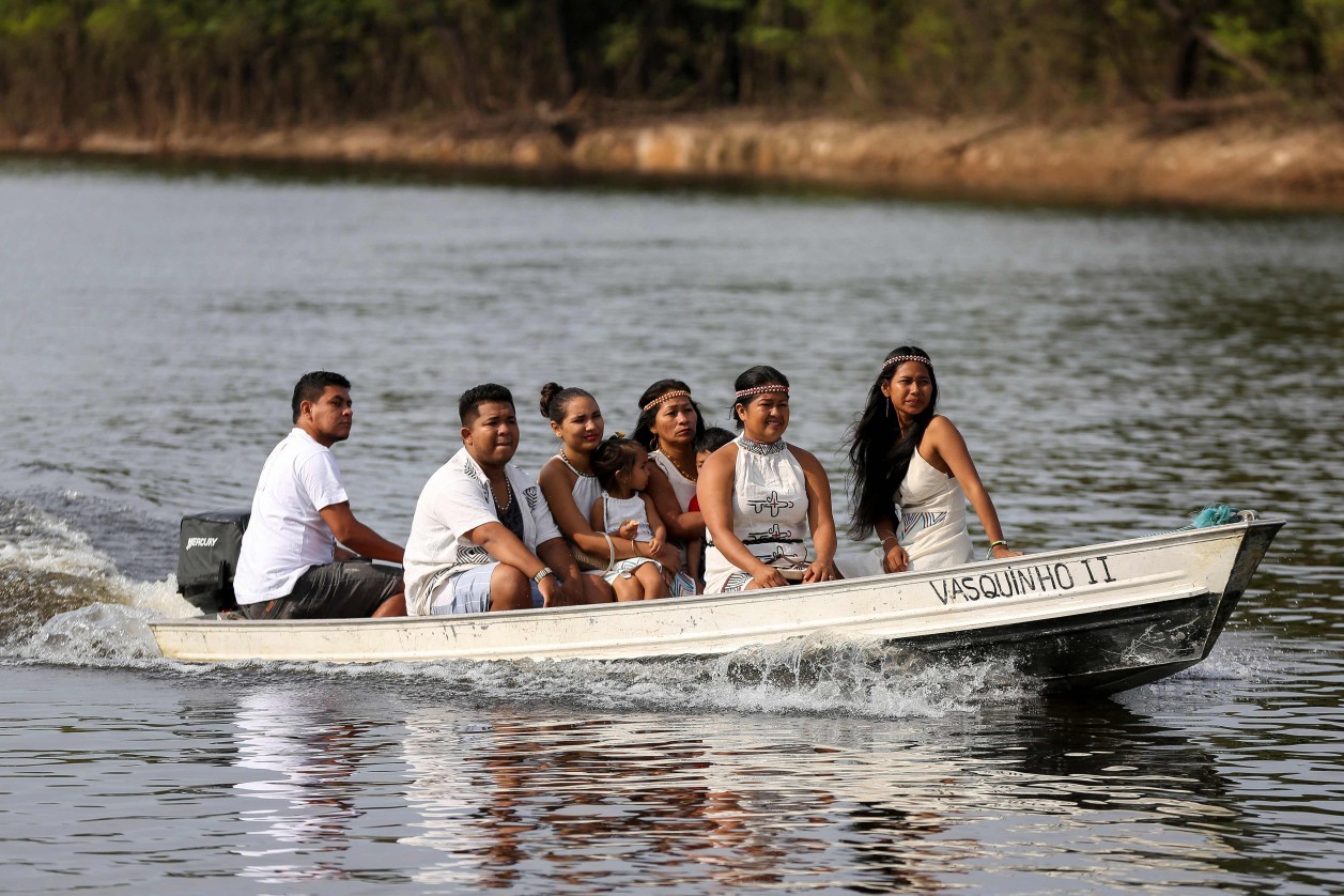 Indígenas do povo Kambeba votam de voadeira na Amazônia; veja fotos