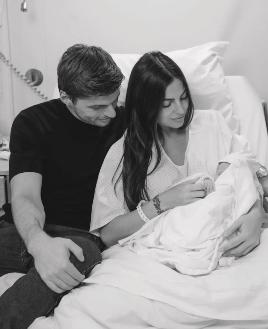 Nasce Lily, filha do piloto Max Verstappen, da Fórmula 1, com Kelly Piquet