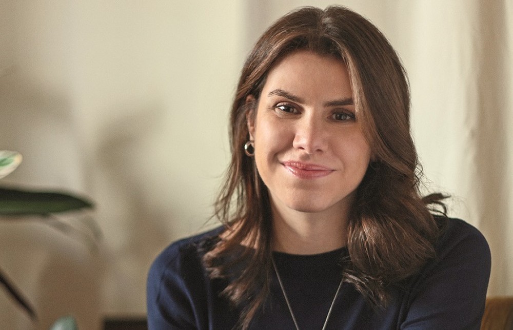 Em novo livro,Clara Drummond dá visão bem-humorada e ácida do mundo dos podres de ricos