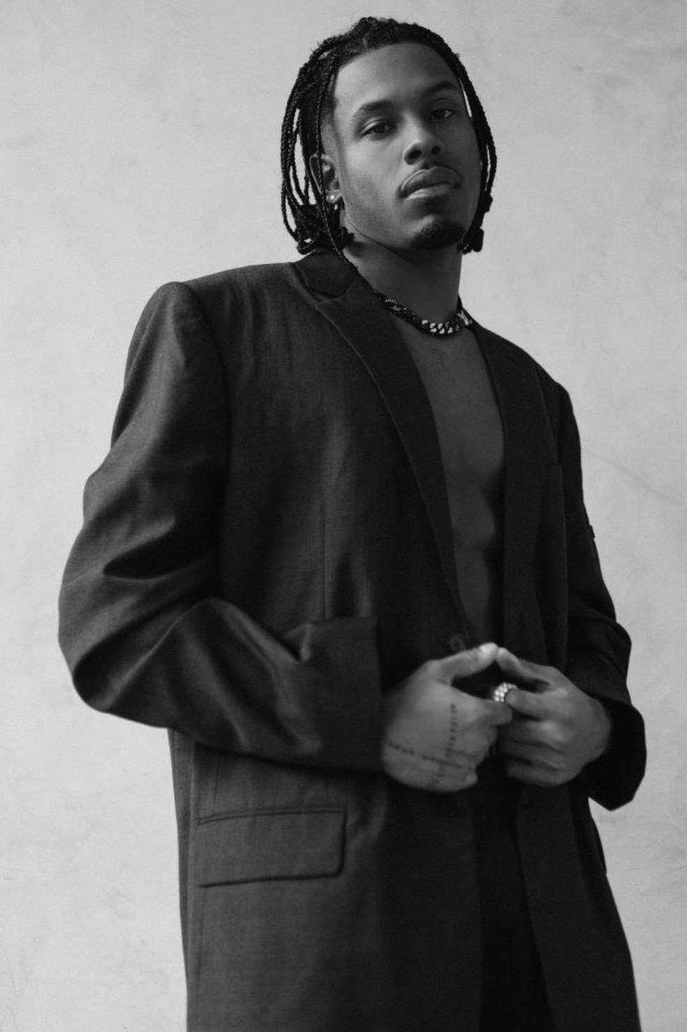 Estreia de Paulo André nas passarelas movimenta web: ‘Vai nosso top model’