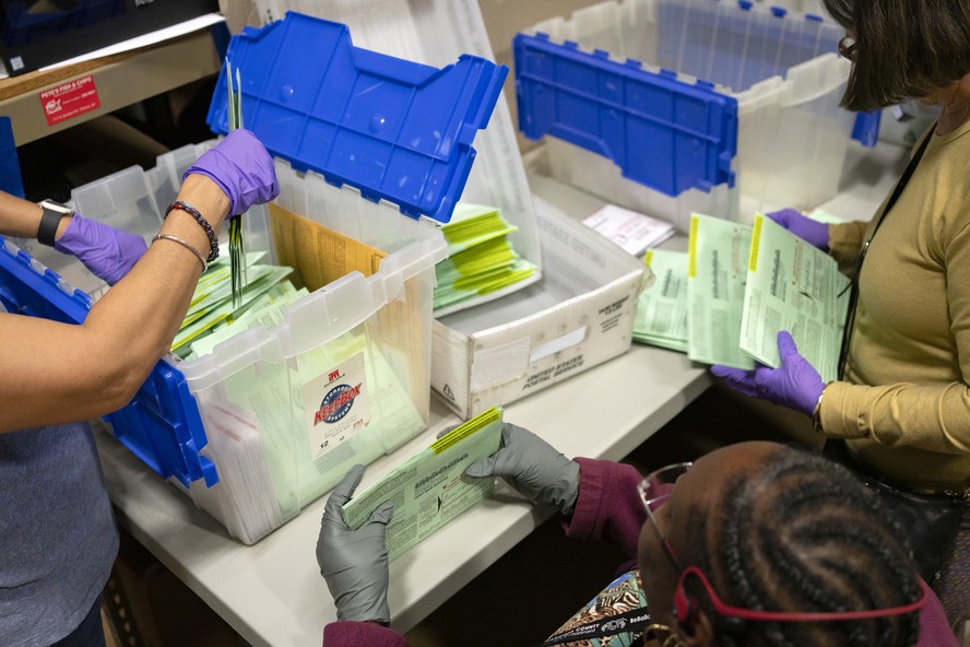 Como funcionam as eleições nos EUA: 70% dos eleitores votam em cédulas ...