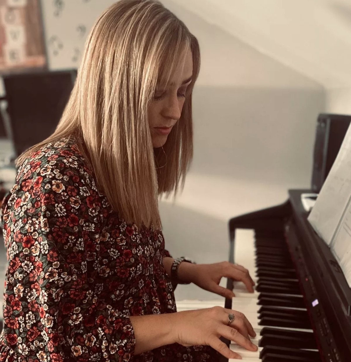 Artista irlandesa investe em sonho no ramo musical após descoberta de ...