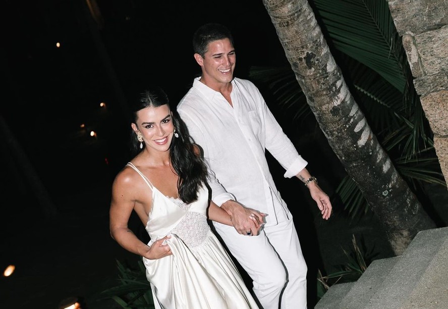 Romulo Arantes Neto e Mari Saad fazem luau pré-casamento. Veja fotos