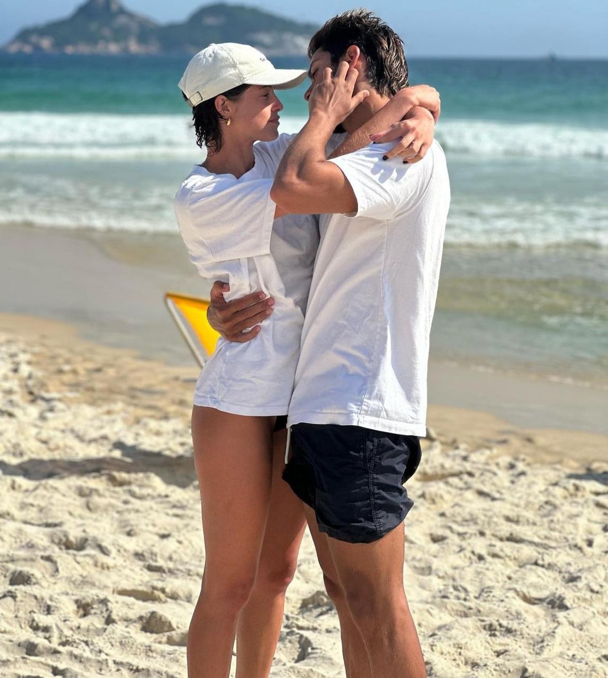 Que delícia! Agatha Moreira chamega Rodrigo Simas em passeio na praia: 'Sequência de fofura'