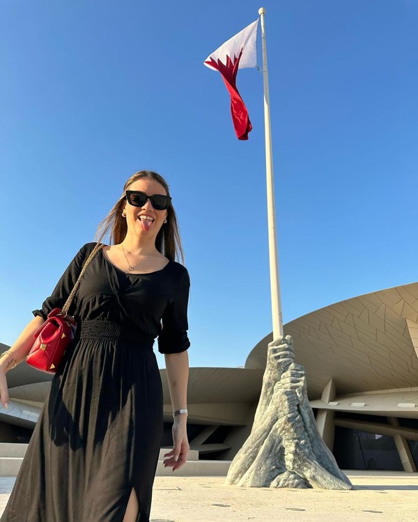 Anna Mariana, mulher de Casemiro, passeia com os filhos em museu do Catar