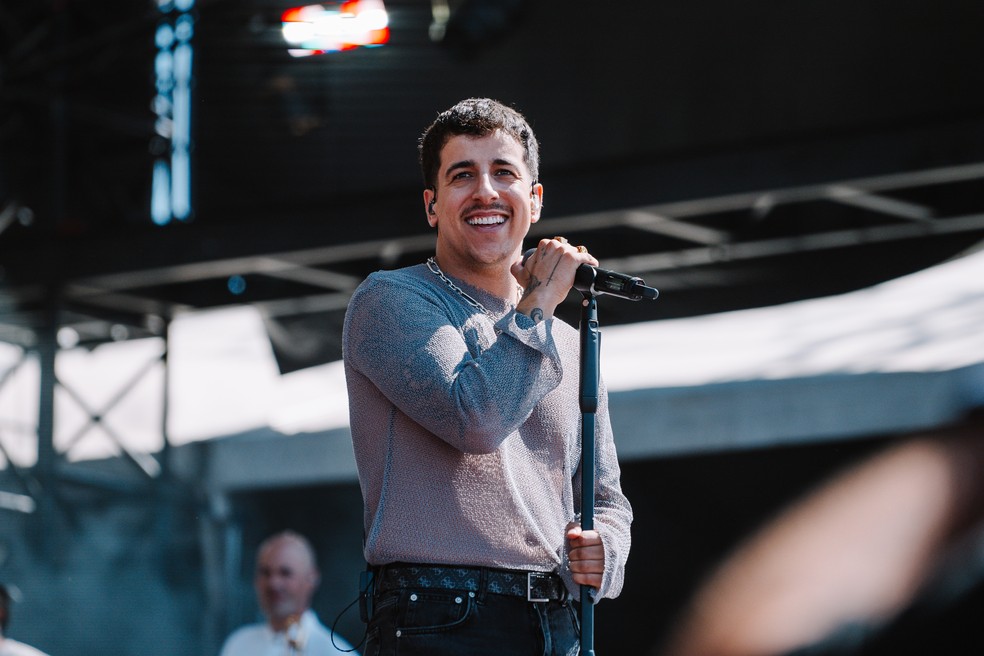 Conheça Fernando Daniel, cantor que é fenômeno em Portugal e busca ...