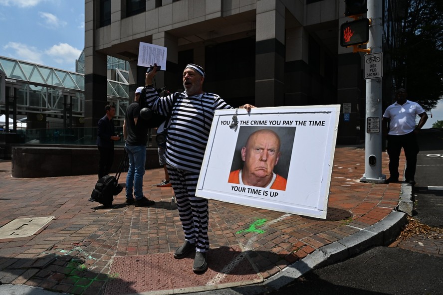 Trump irá à prisão na Geórgia para ser fichado, com foto de réu, em ...