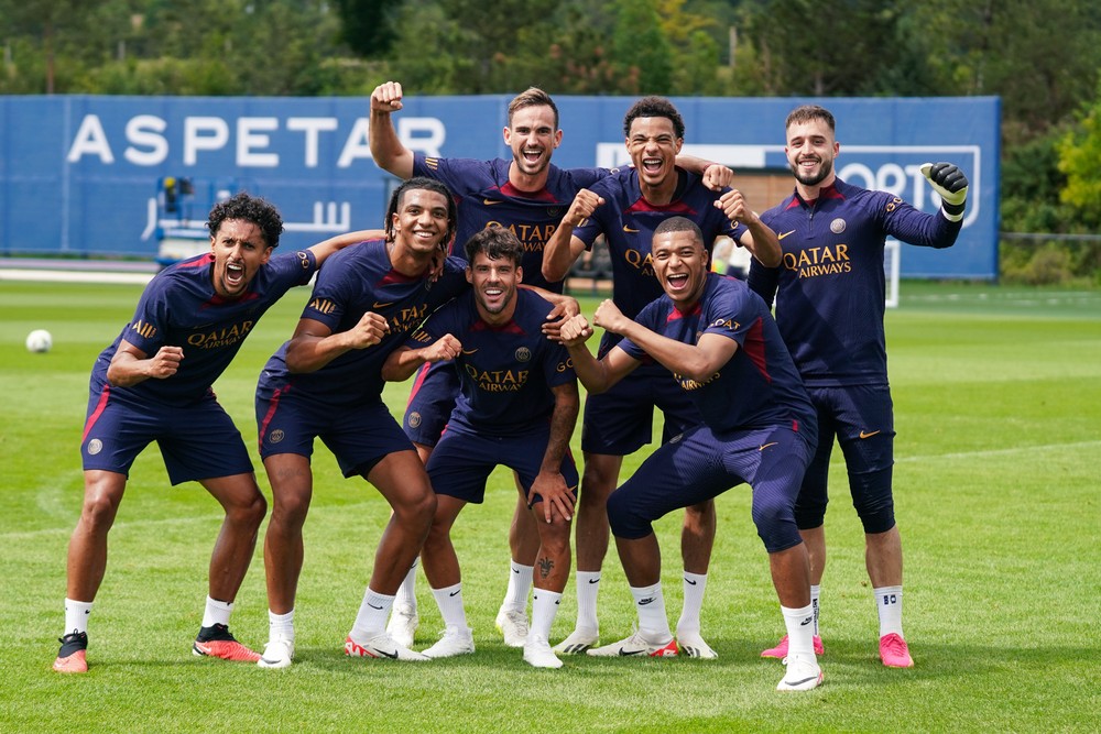 PSG posta imagens de primeiro treino de Mbappé após ser reintegrado ao ...