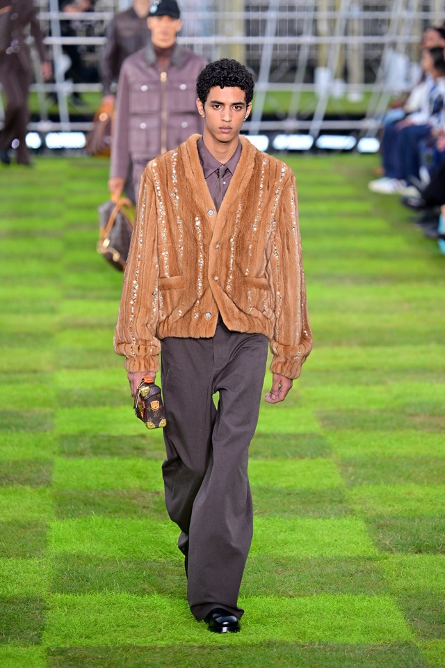 Shorts urbanos e gravatas despojadas são tendência em Milão