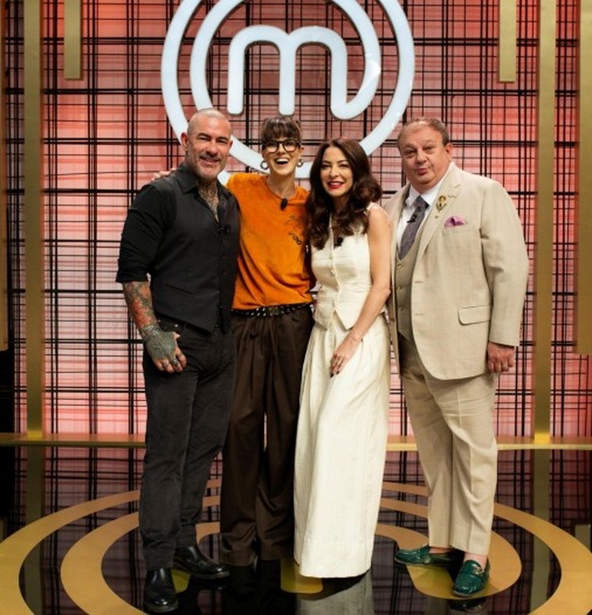 Ana Paula Padrão e os jurados posam no cenário da nova temporada do ...