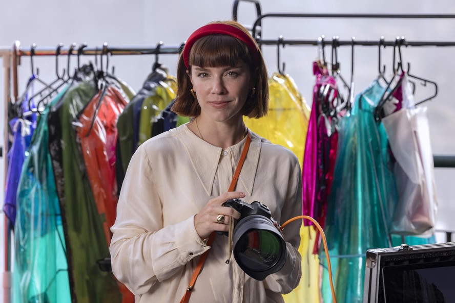 'Vale tudo': Solange vira alvo de fofocas por conta do namoro com Renato