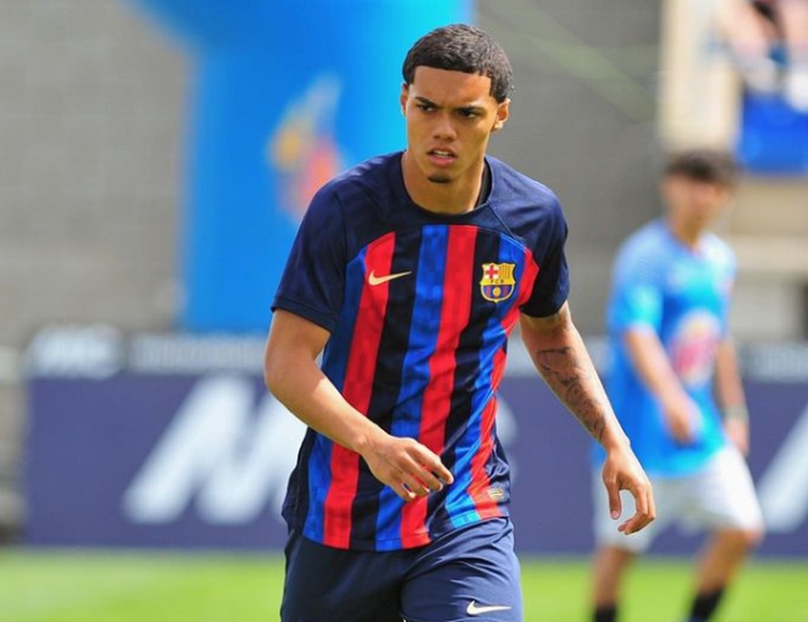 Filho de Ronaldinho Gaúcho fica fora dos relacionados do Barcelona e trabalha como cinegrafista ...