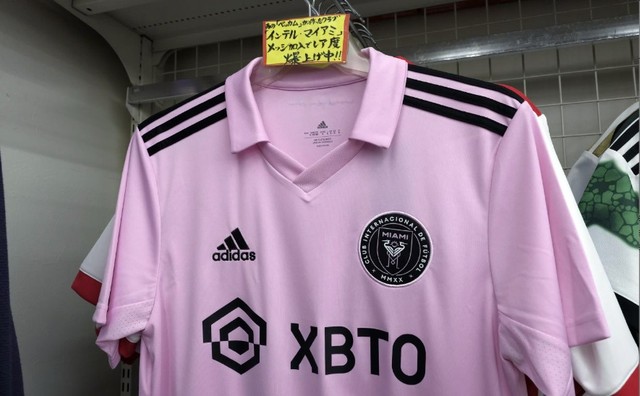 Como a camisa rosa do Messi se tornou o maior fenômeno de marketing ...