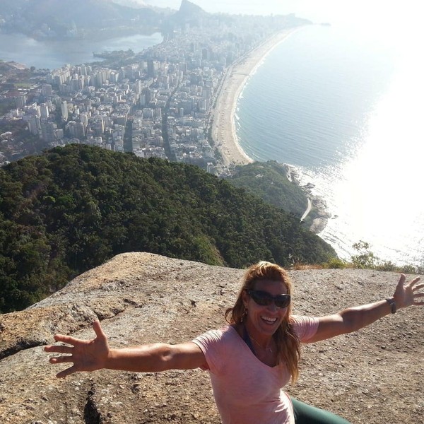 Ex-jogadora de vôlei que chicoteou entregador é atacada em suas redes ...