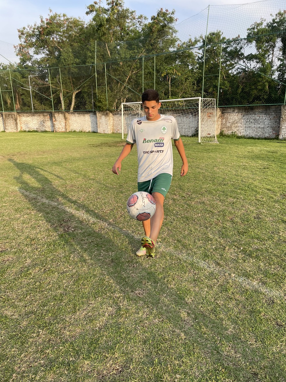 A cerca de um mês da Copa do Mundo, jovens contam como fazem do futebol ...