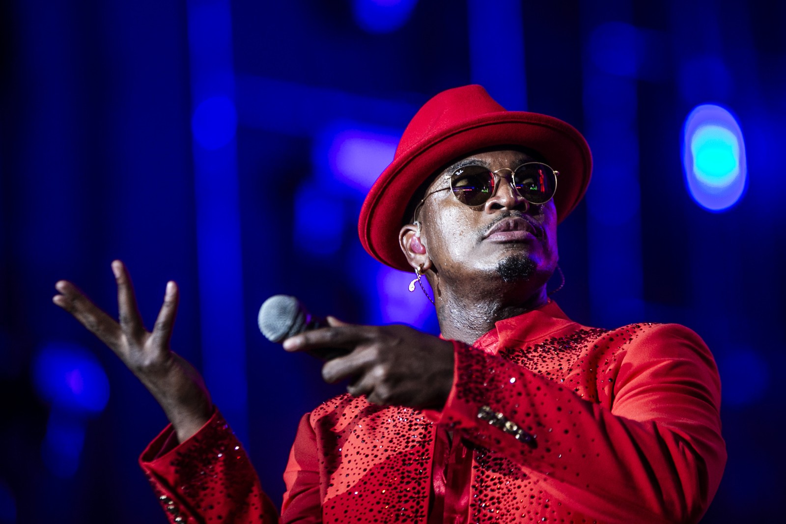 Mulher vence concurso promovido por Ne-Yo no Rock in Rio e ganha toalha ...