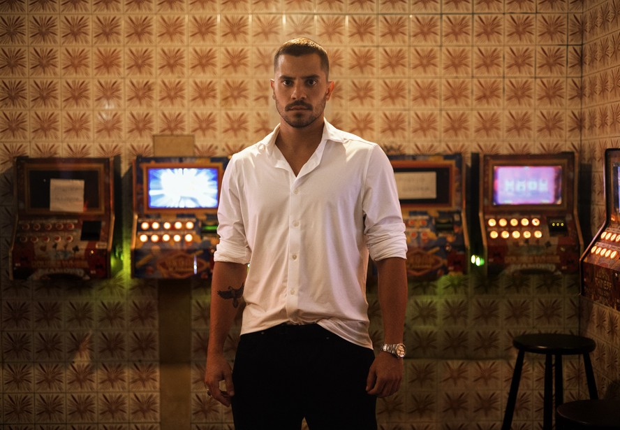 Veja primeira foto de André Lamoglia como protagonista de série da Netflix sobre jogo do bicho