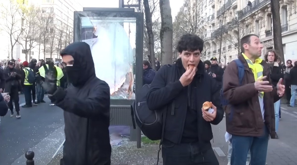 Youtuber prova croissants durante protestos em Paris: ‘melhor sem o gás ...