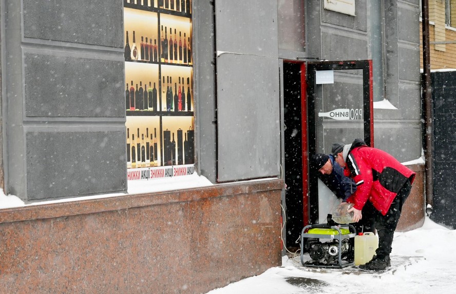 Bombardeio russo deixa parte de Kiev sem calefação no inverno; prefeito ...