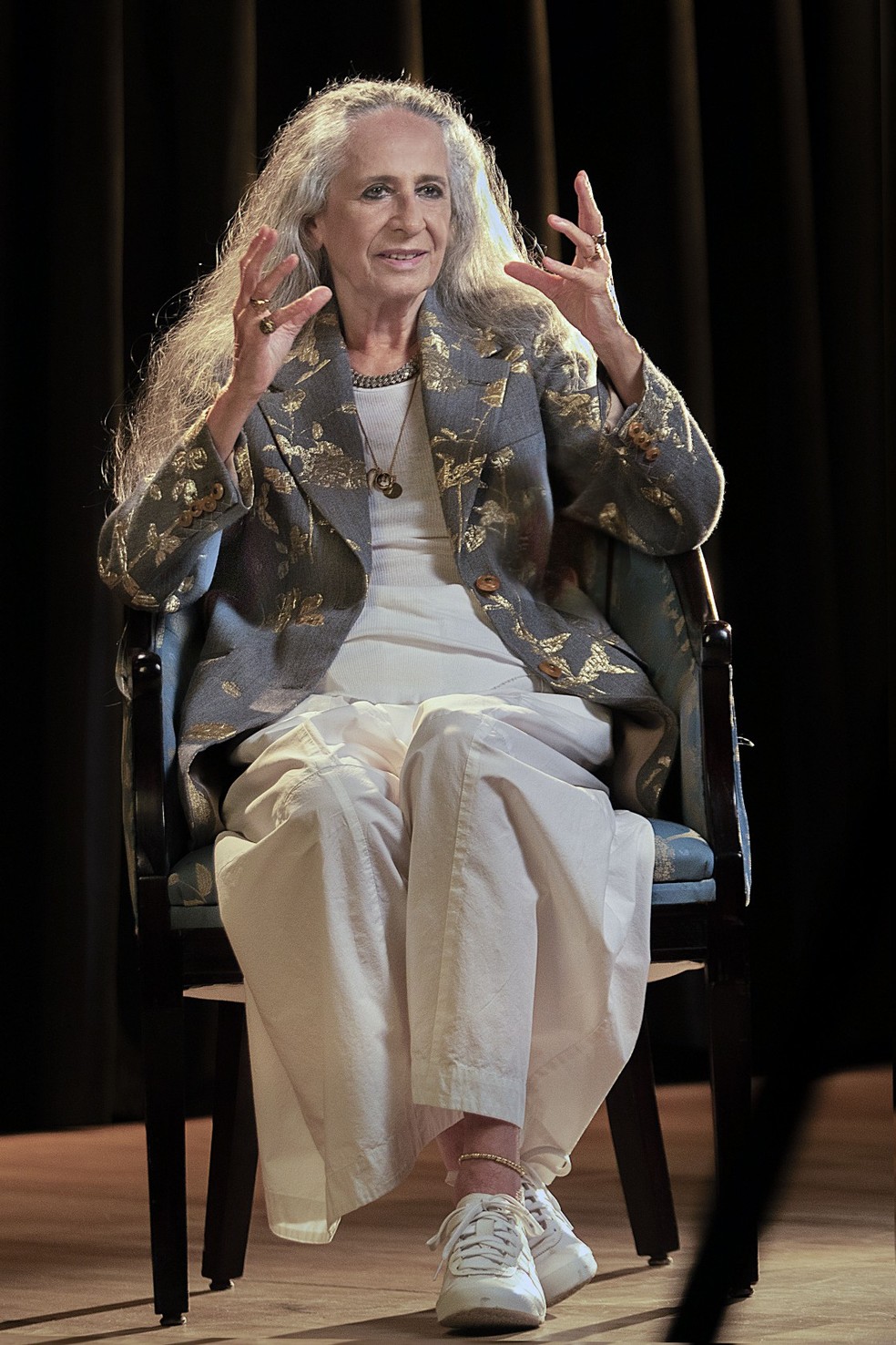 Jornalista narra, em livro, sua trajetória como fã de Bethânia