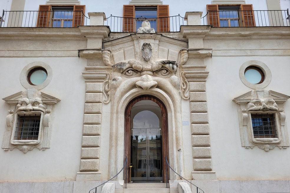 Estátuas gigantes e ruínas em lanchonetes: um roteiro por atrações ...