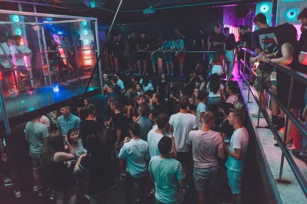 Praga proíbe os tours noturnos de bares e busca atrair 'turistas mais ...