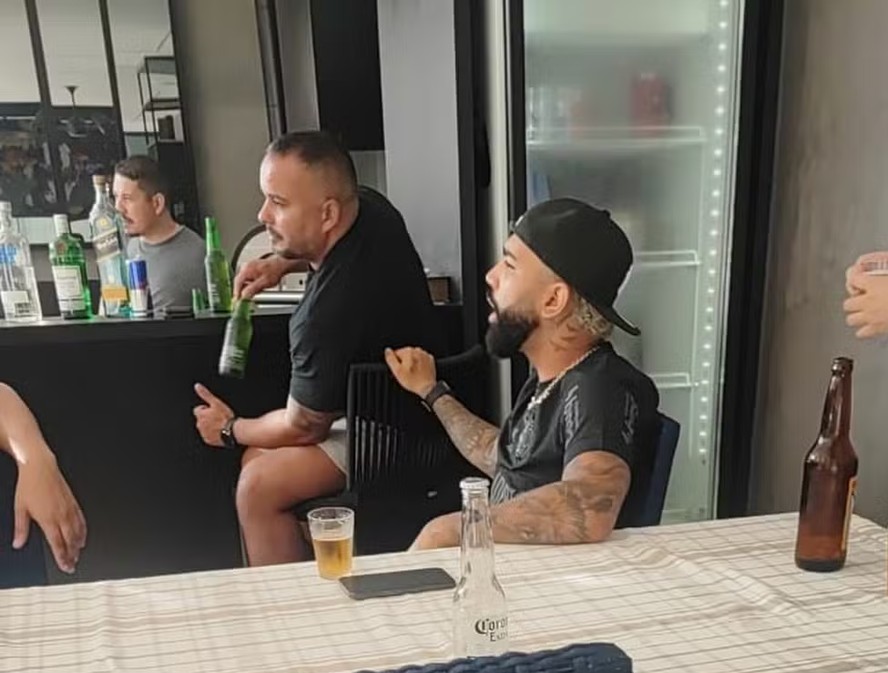 Diretoria do Flamengo cobra Gabigol e funcionários após foto vazada