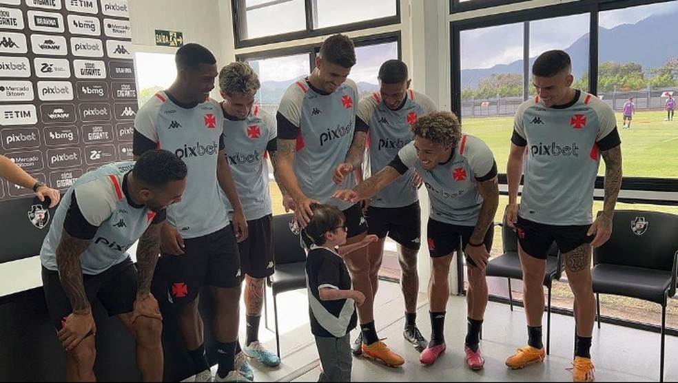 Menino Gui, que acordou do coma, visita o Vasco para 'passar energia ...