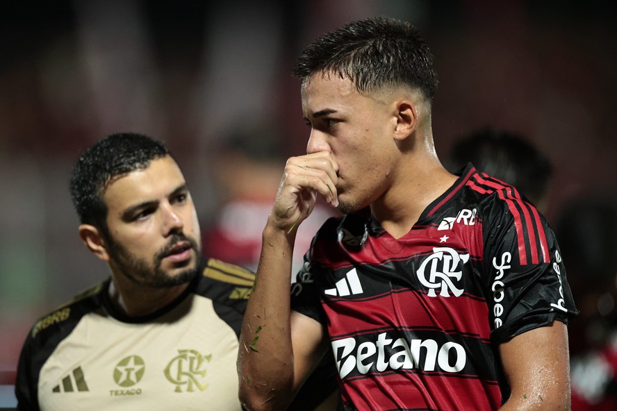 Lateral do Flamengo, Johnny precisará passar por cirurgia no ombro após ...
