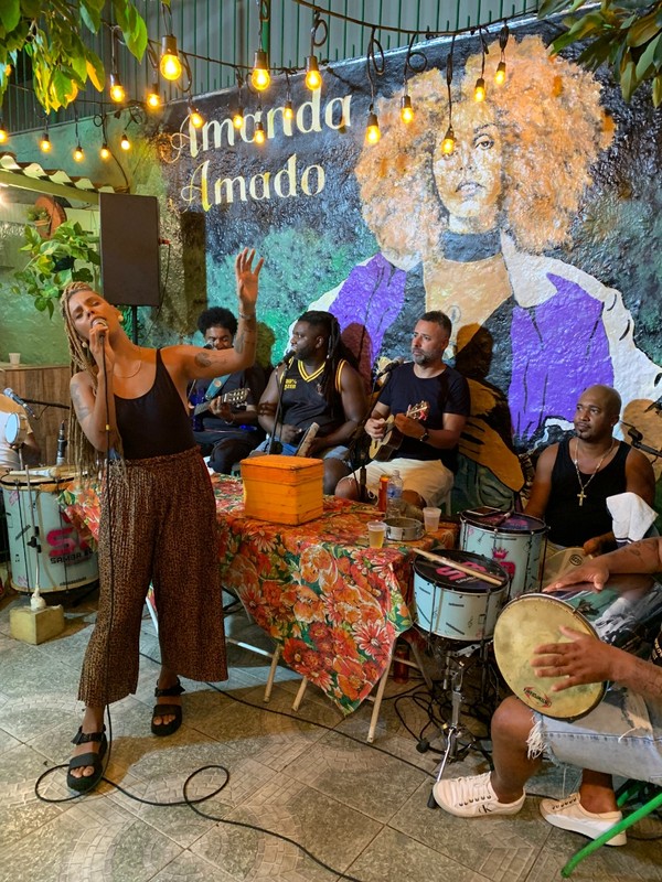 Conheça Amanda Amado, herdeira do Pagode da Tia Gessy