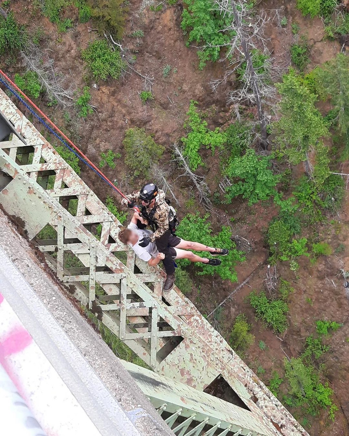 Polícia resgata jovem que sobrevive a queda de 120 metros em cânion nos EUA