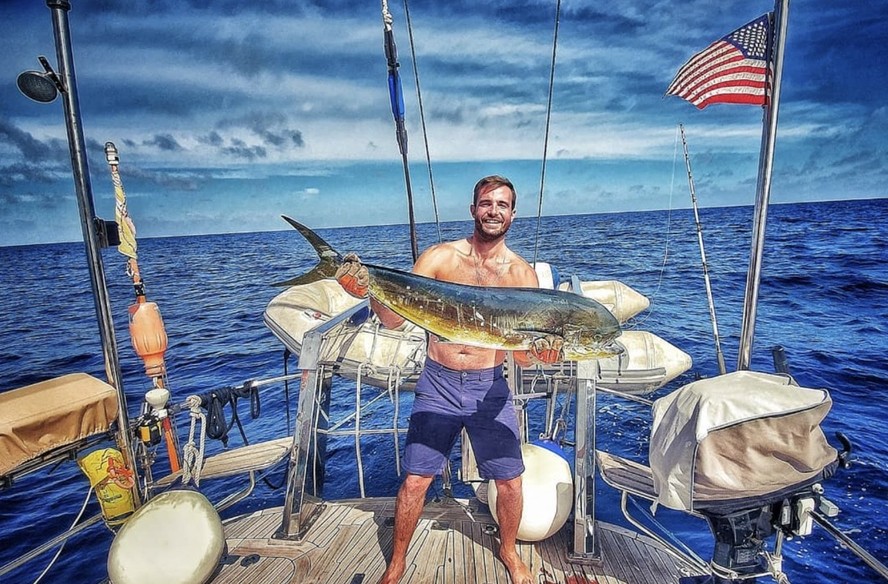 Max Fercondini mostra barco onde vive e diz que não pensa em voltar a ...