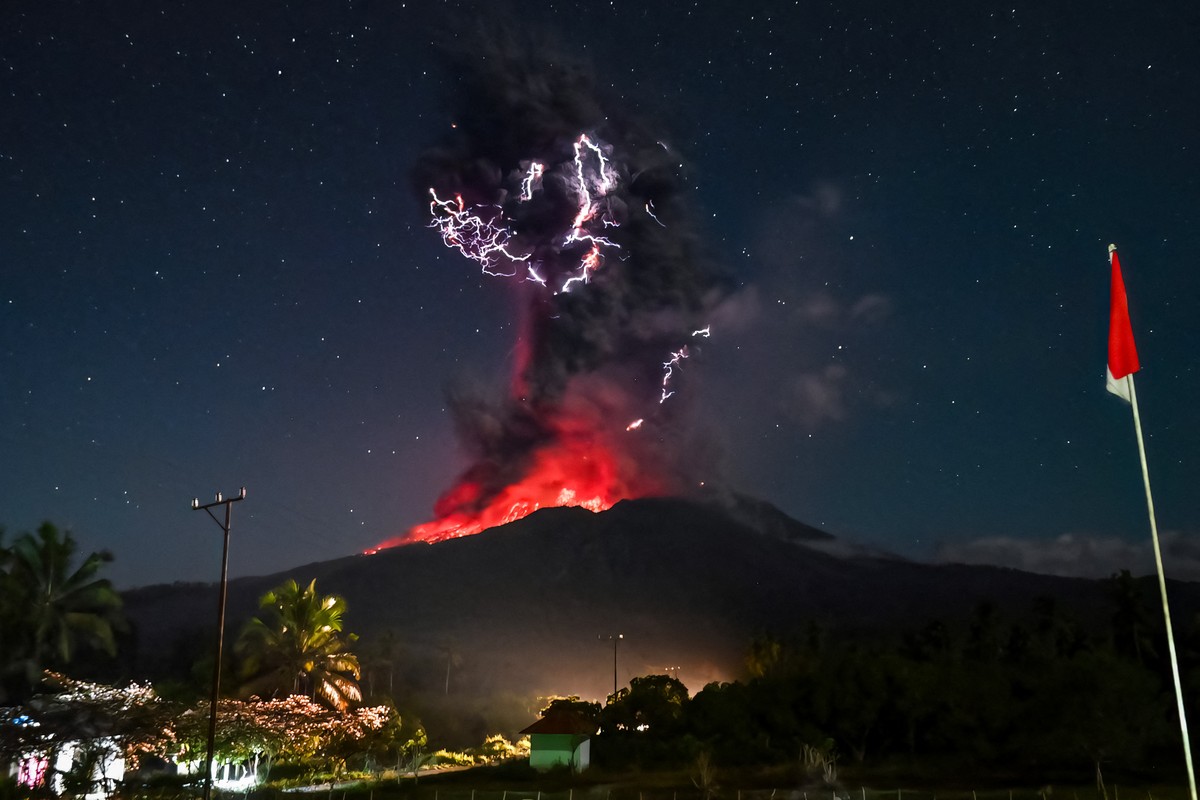 Erupção de vulcão na Indonésia gera 'raio vulcânico' e expele lava e ...