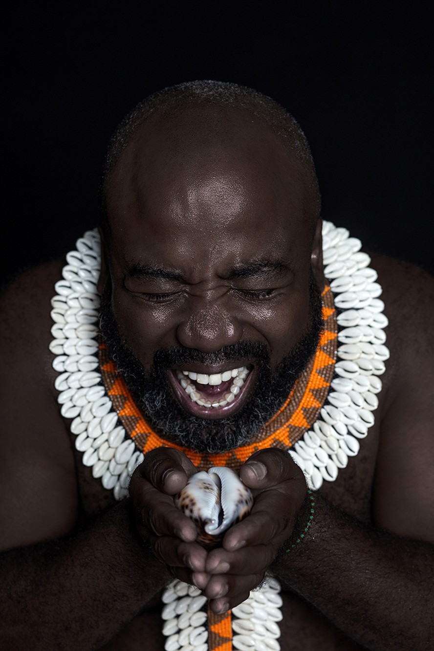 Ator Rodrigo França encarna 'Hamlet negro' em nova montagem para o teatro