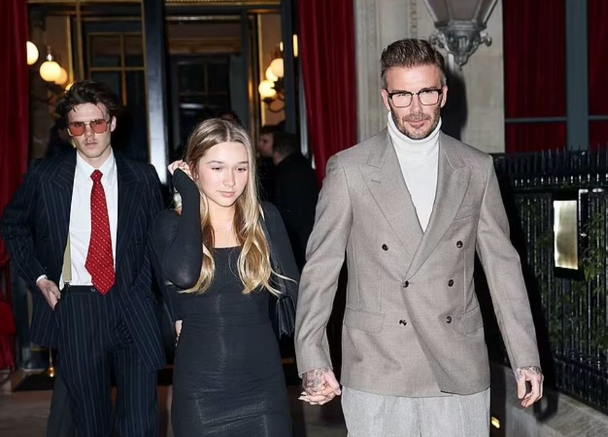 A caçula cresceu: foto de Harper Beckham caminhando ao lado do pai ...