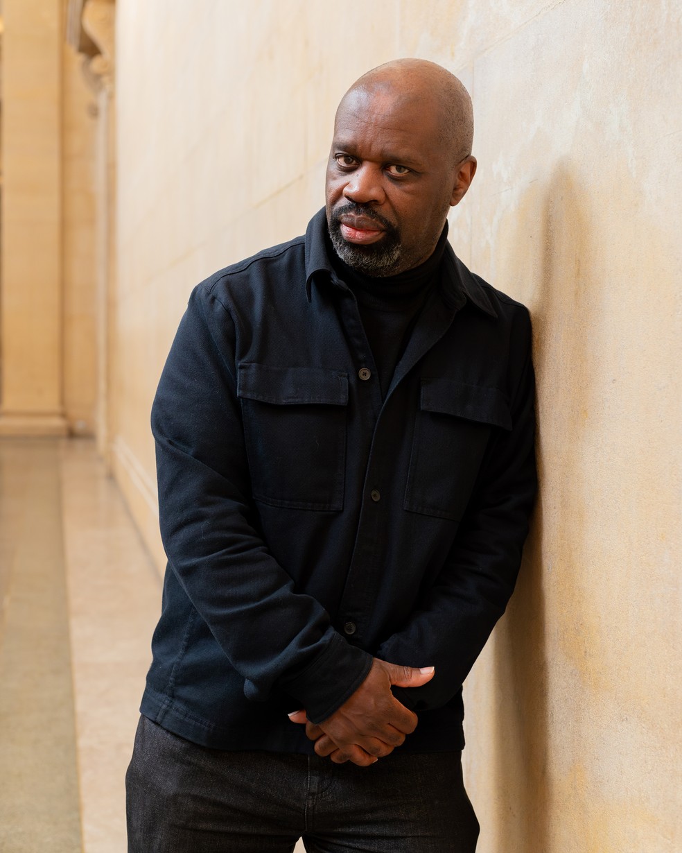 Artista realiza intervenção em mural com pinturas racistas na Tate Britain