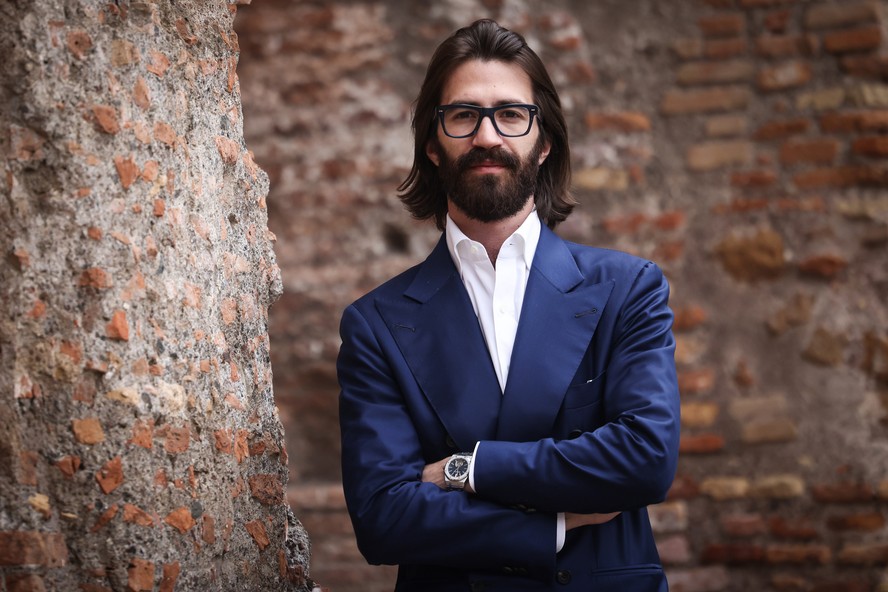 Aos 31 anos, bilionário herdeiro da Ray-Ban compra fatia de irmãos e se ...
