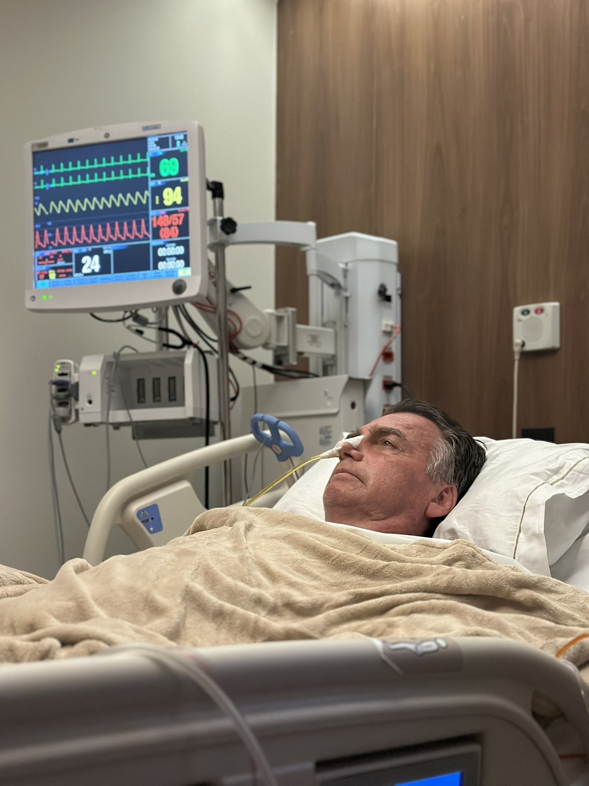Do hospital, Bolsonaro participa de live e diz que receberá alta da ...
