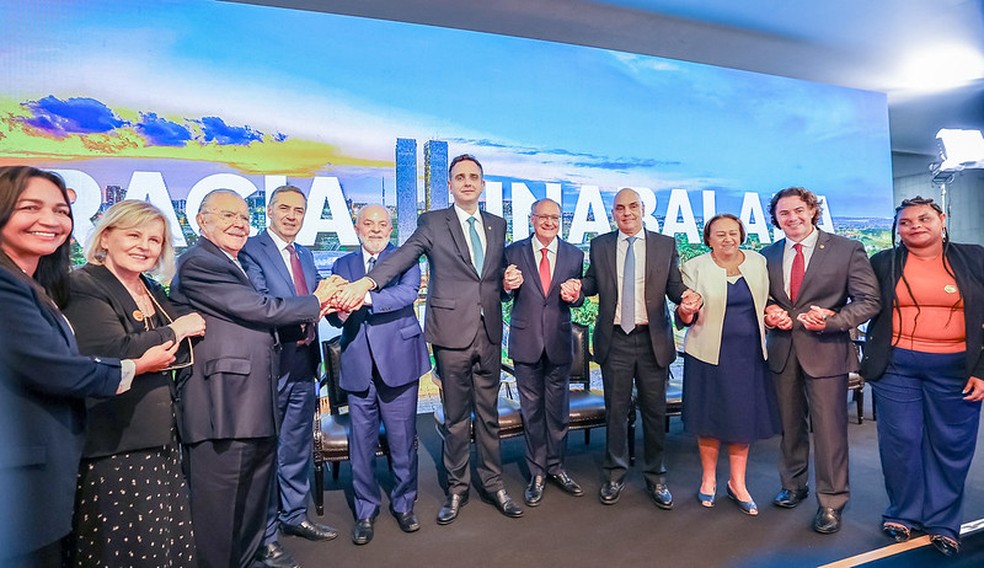 Catadora que colocou faixa em Lula participa de ato pró-democracia ...
