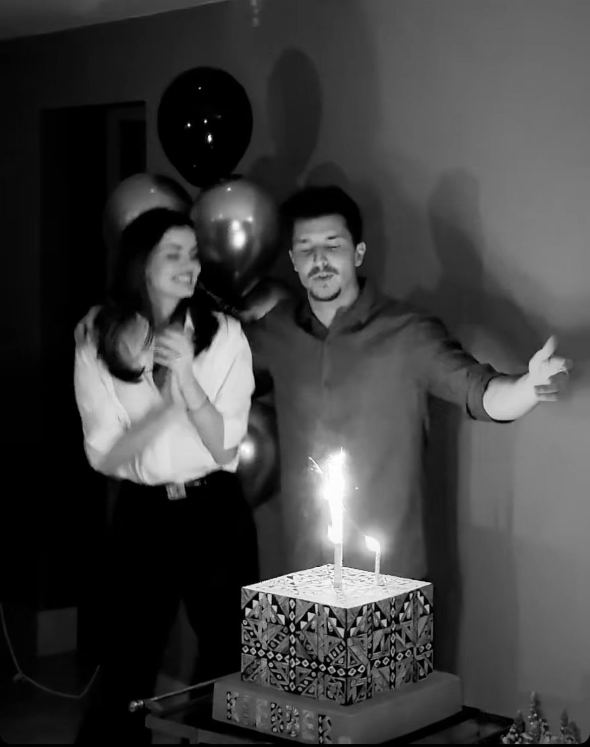 Klebber Toledo comemora 40 anos em festa discreta com Camila Queiroz e ...