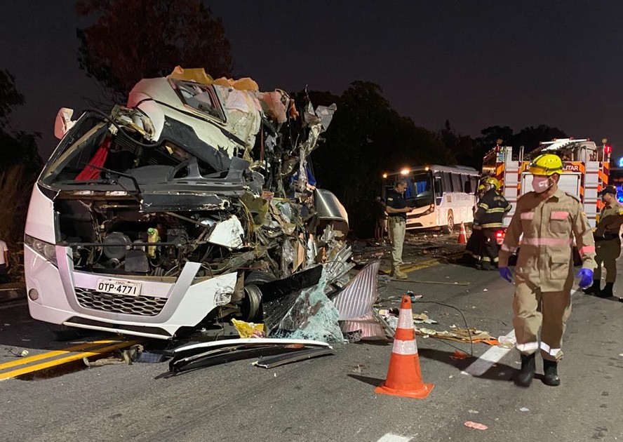 Grave acidente entre caminhão e dois ônibus que transportavam alunos da UFPA na BR-153 deixa ao ...